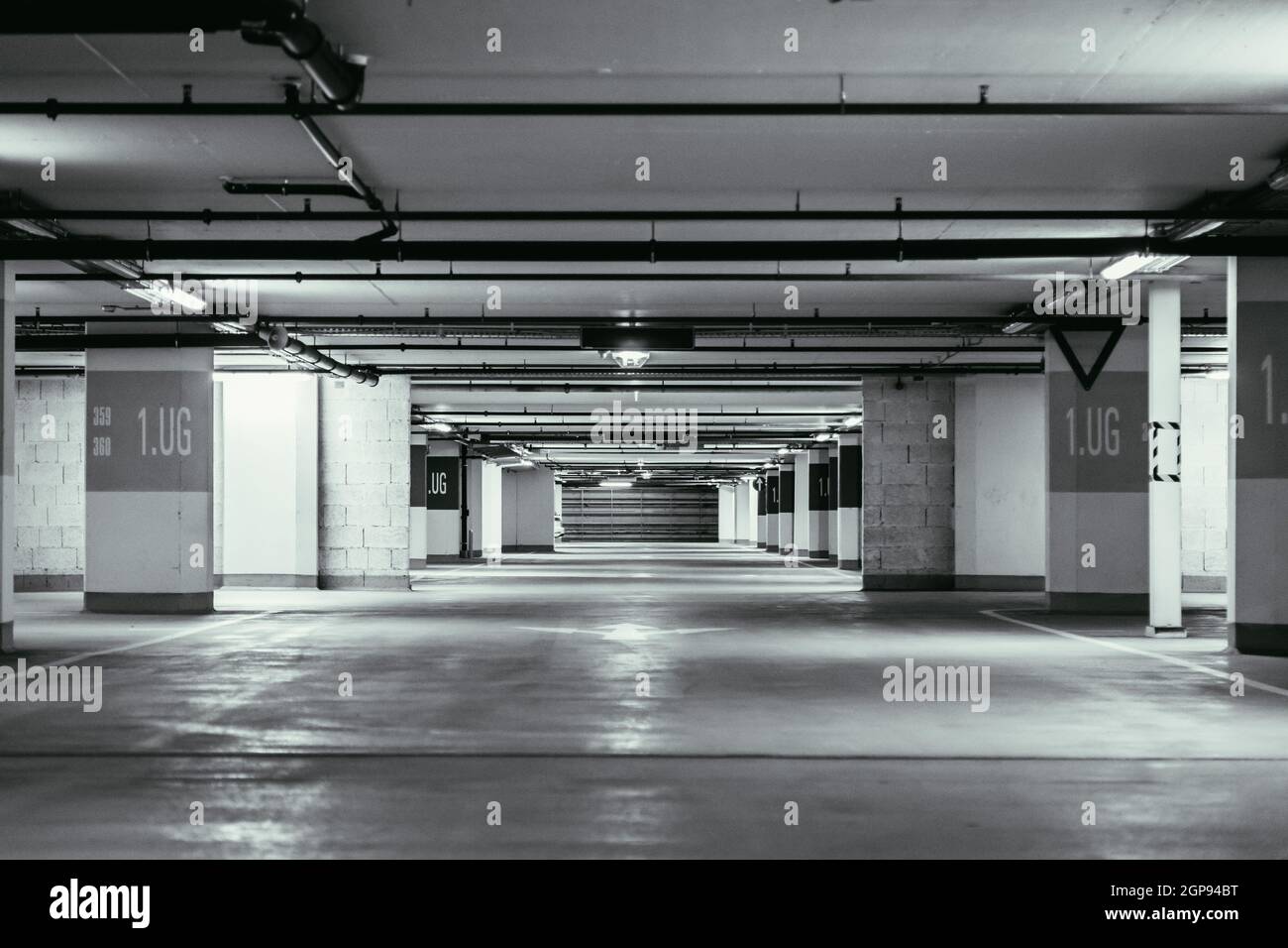Spooky garage hi-res stock photography and images - Alamy