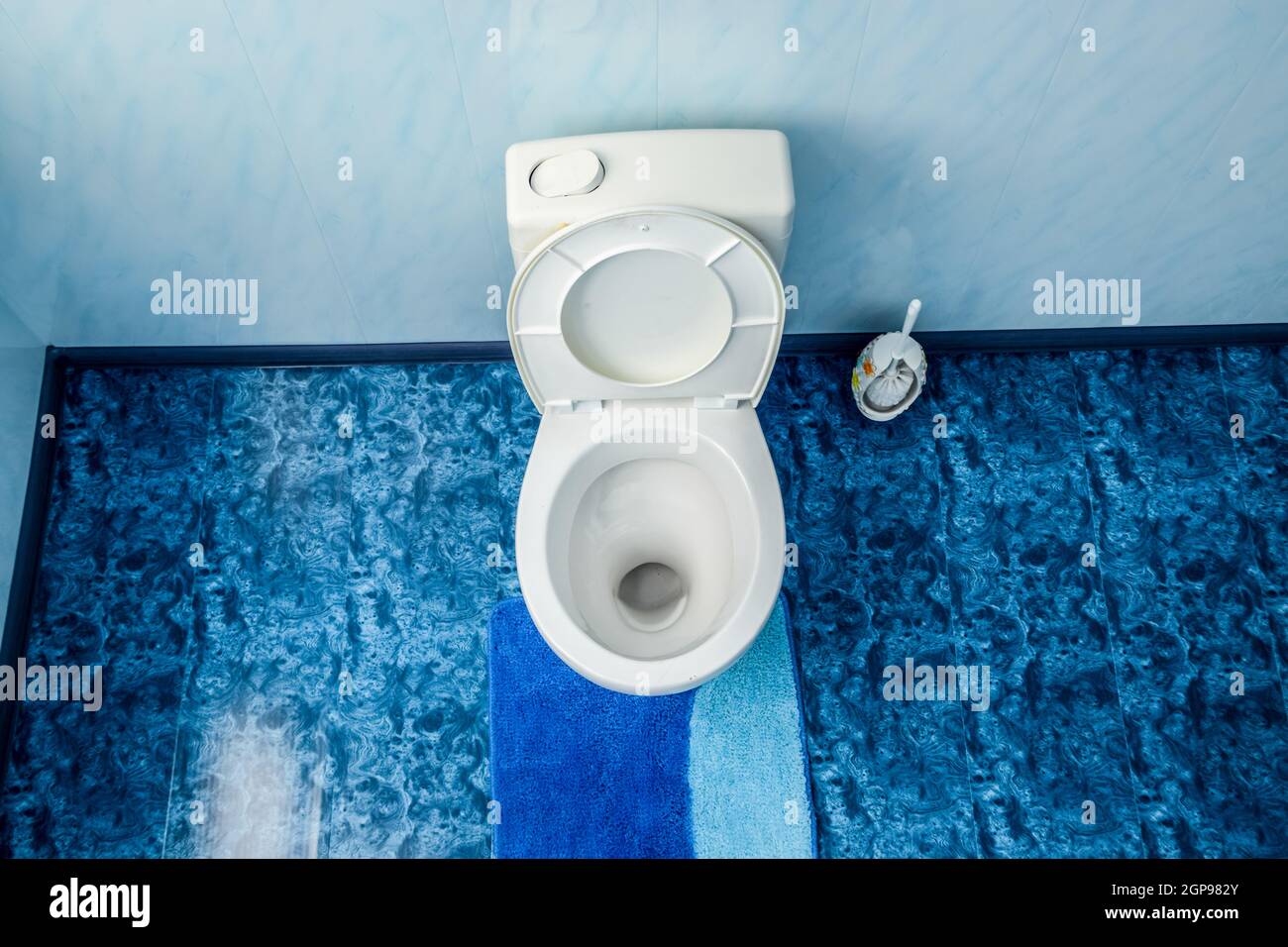 White flush toilet side view hi-res stock photography and images - Alamy