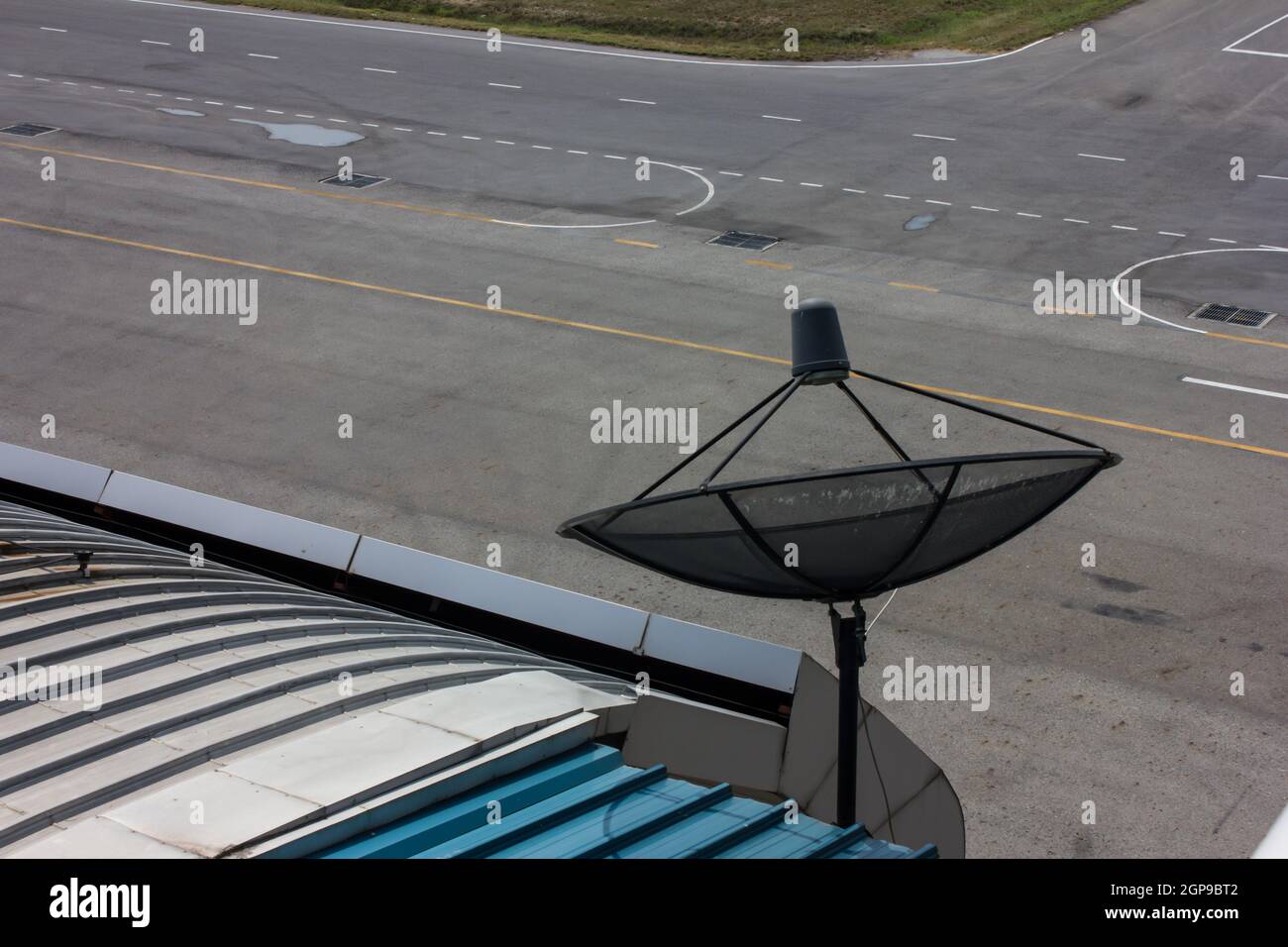 Disc antenna hi-res stock photography and images - Alamy
