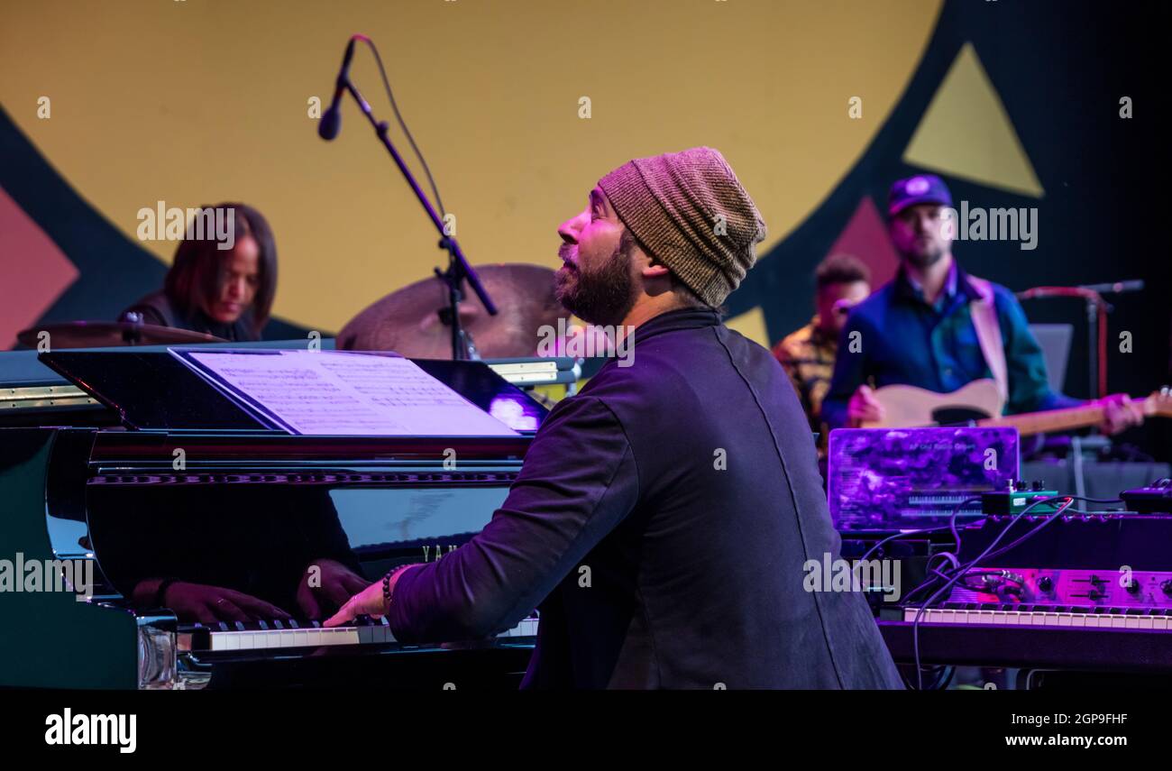AARON PARKS plays piano for TERRI LYNE CARRINGTON + SOCIAL SCIENCE at ...
