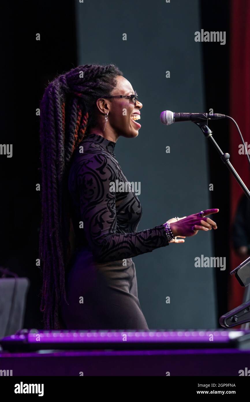 Debo Ray sings for Terri Lyne Carrington + Social Science at the 2021 ...