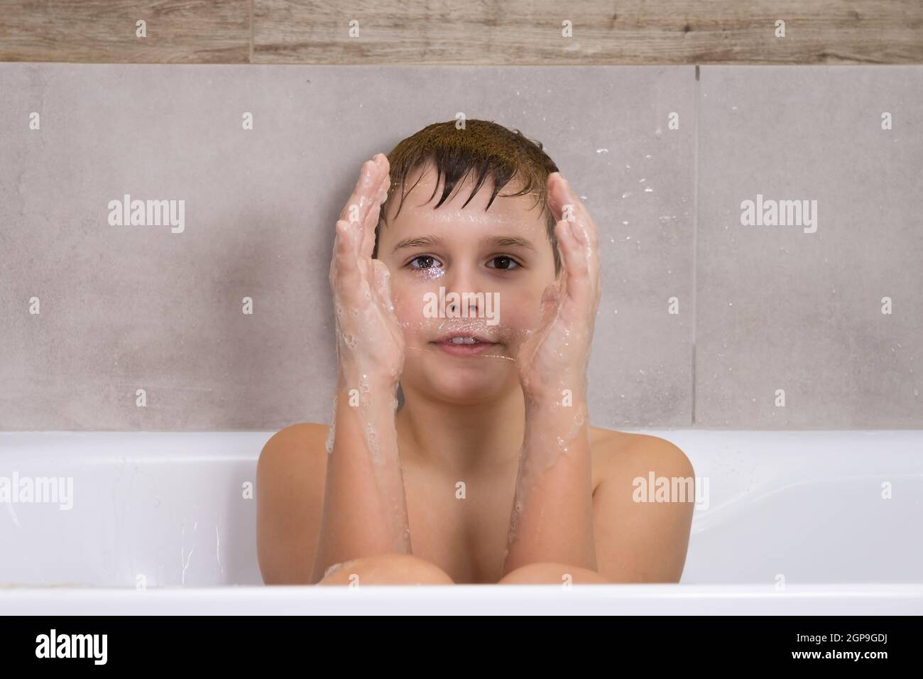 Shampoo in hair teen hi-res stock photography and images - Alamy