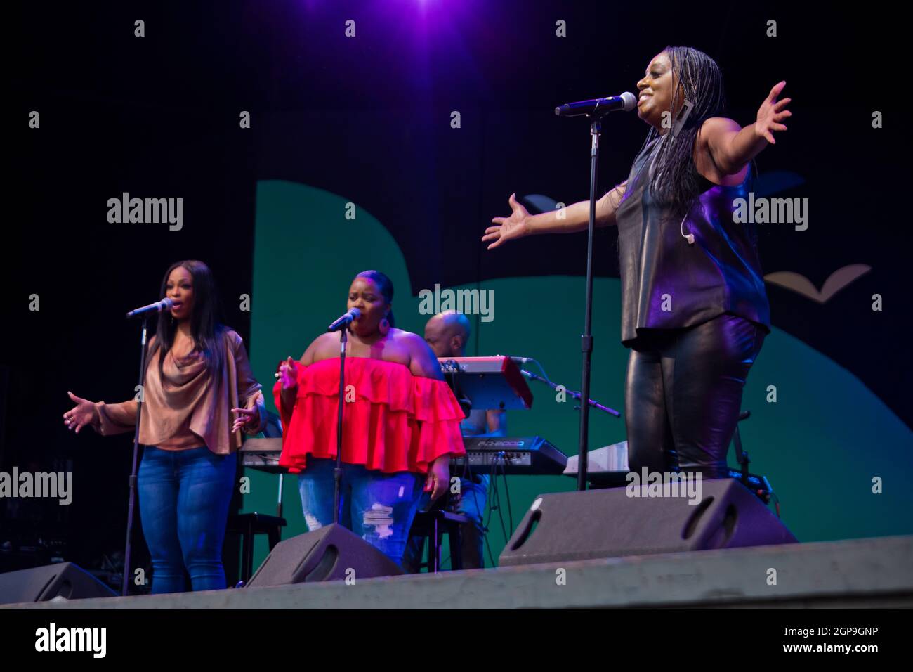 Ledisi and her backup singer Sara Williams wow the crowd with her ...