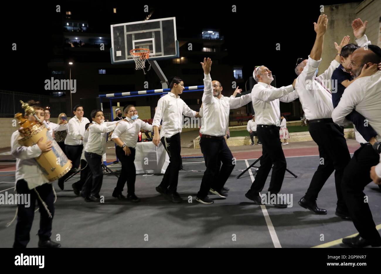 Jewish people dance hi-res stock photography and images - Alamy