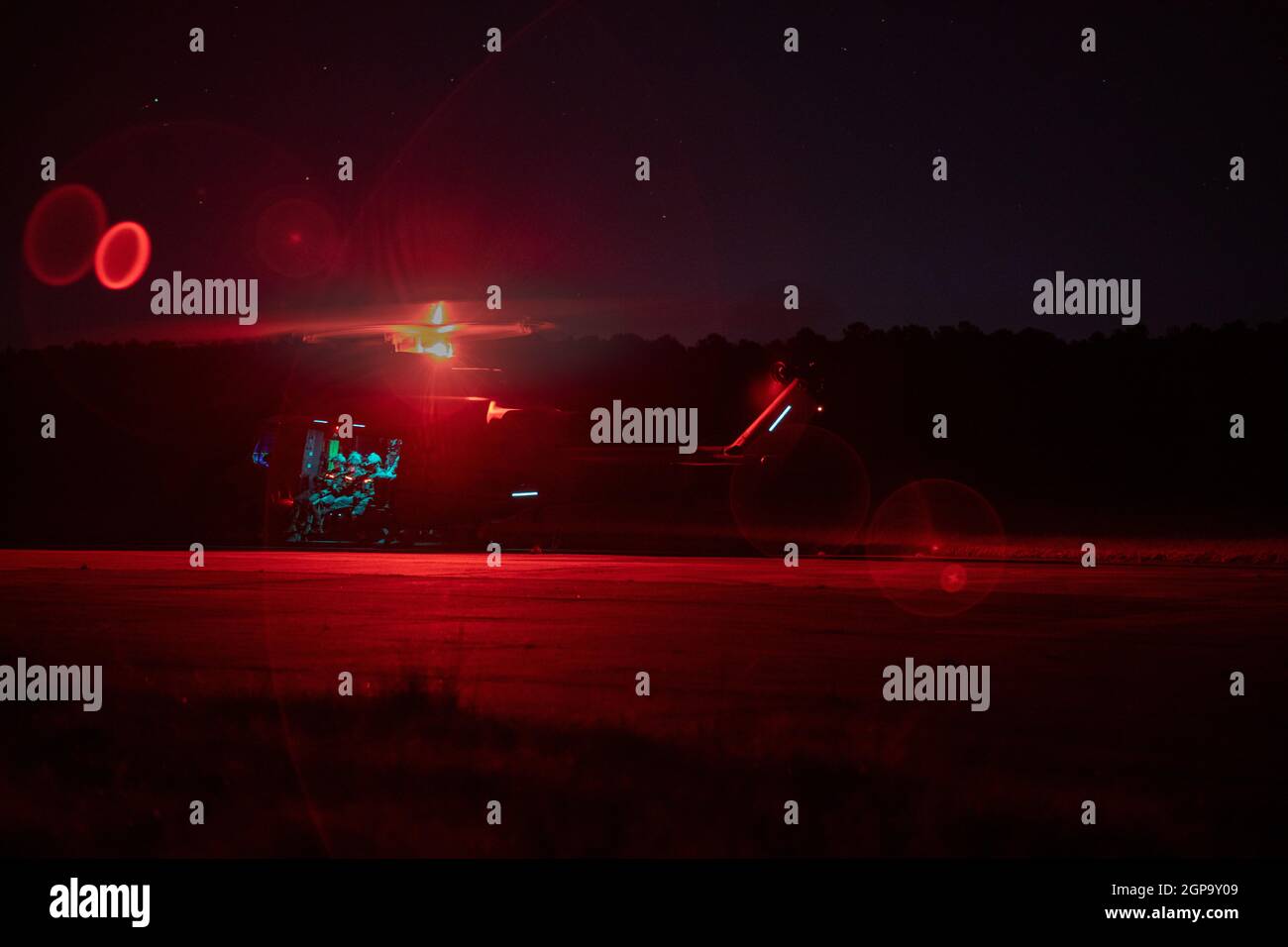 U.S. Marine Corps reconnaissance Marines with 1st Platoon, Charlie ...