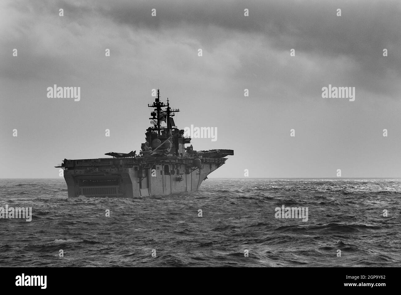 Uss pearl harbor lsd 52 Black and White Stock Photos & Images - Alamy