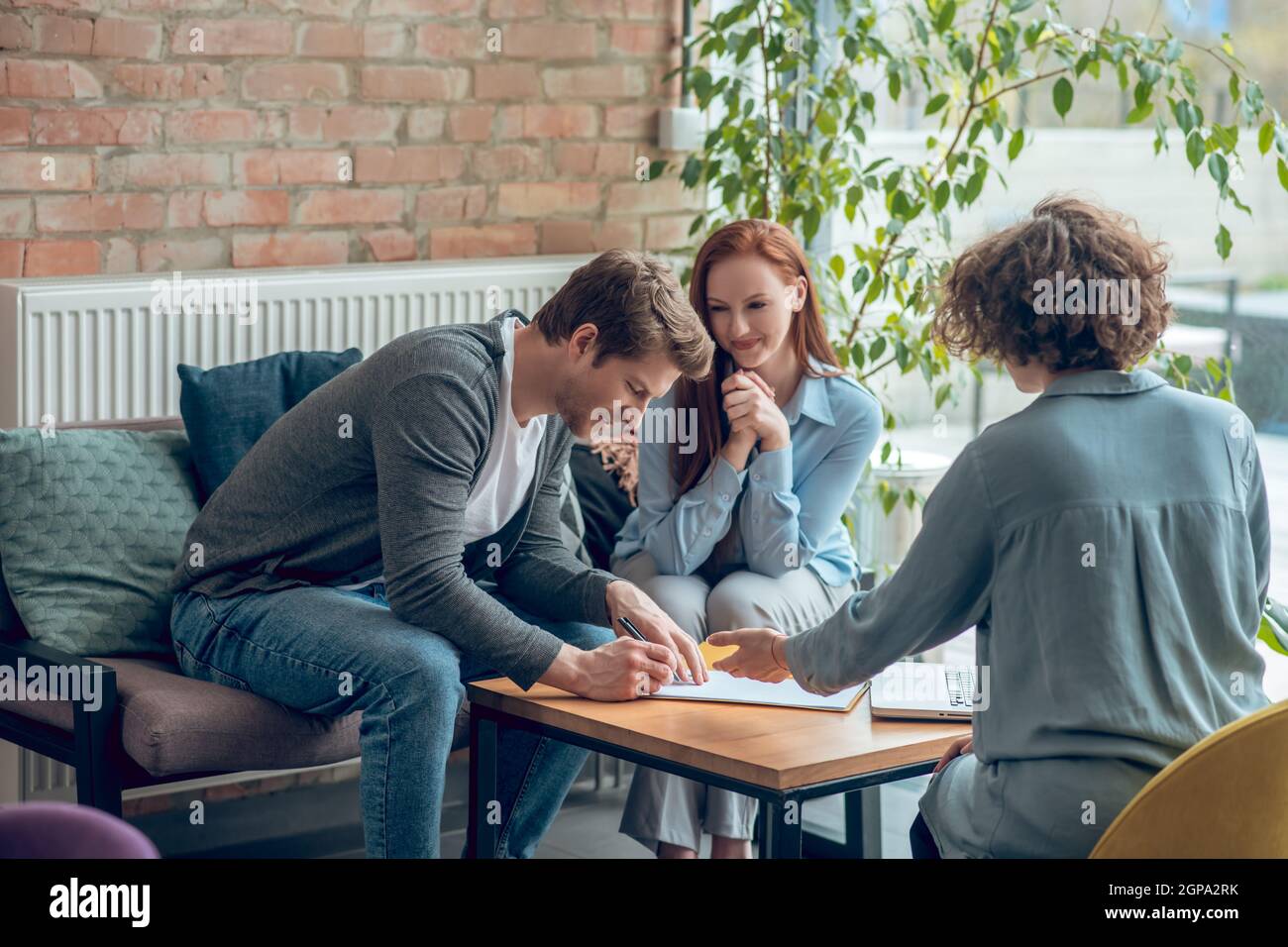 Signing wall hi-res stock photography and images - Alamy