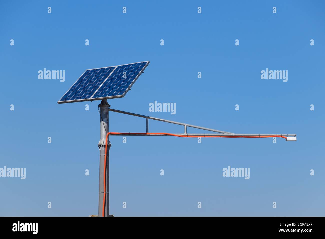Solar panels on a pole to power a traffic light Stock Photo - Alamy