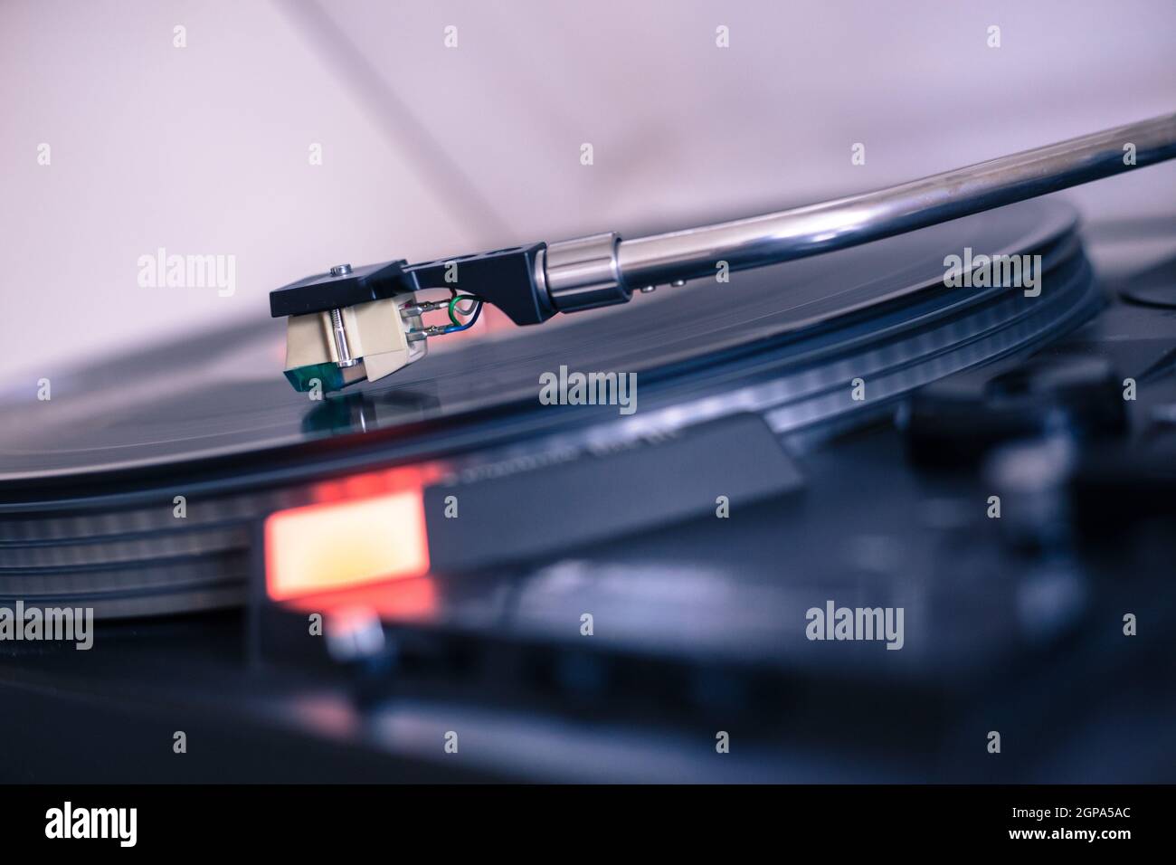Close up picture of a record player, playing a record Stock Photo - Alamy
