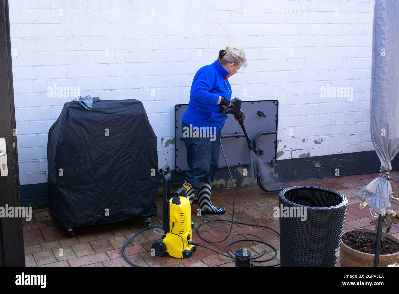 Woman pressure washer hi-res stock photography and images - Alamy