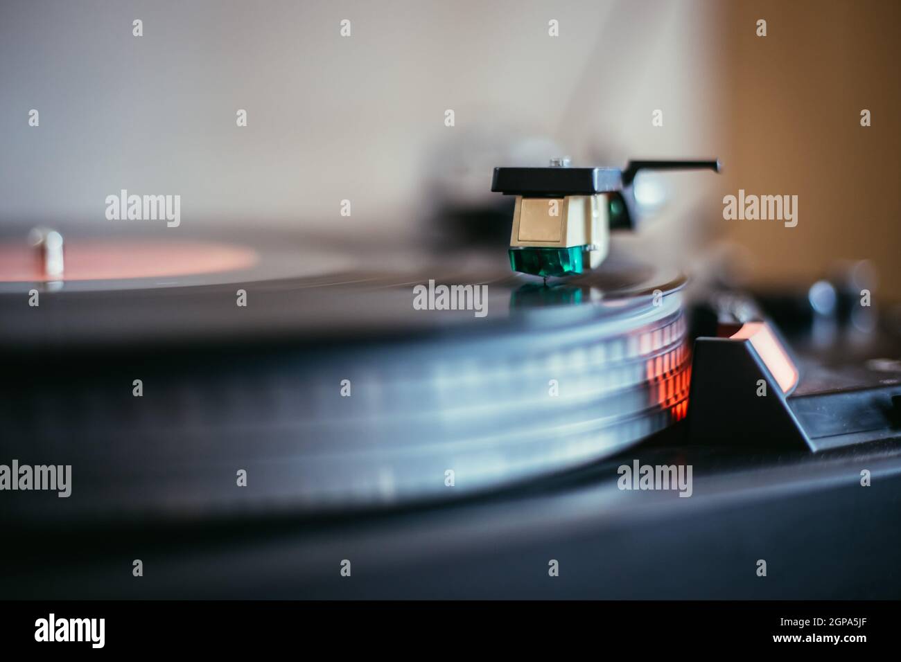 Close up picture of a record player, playing a record Stock Photo - Alamy