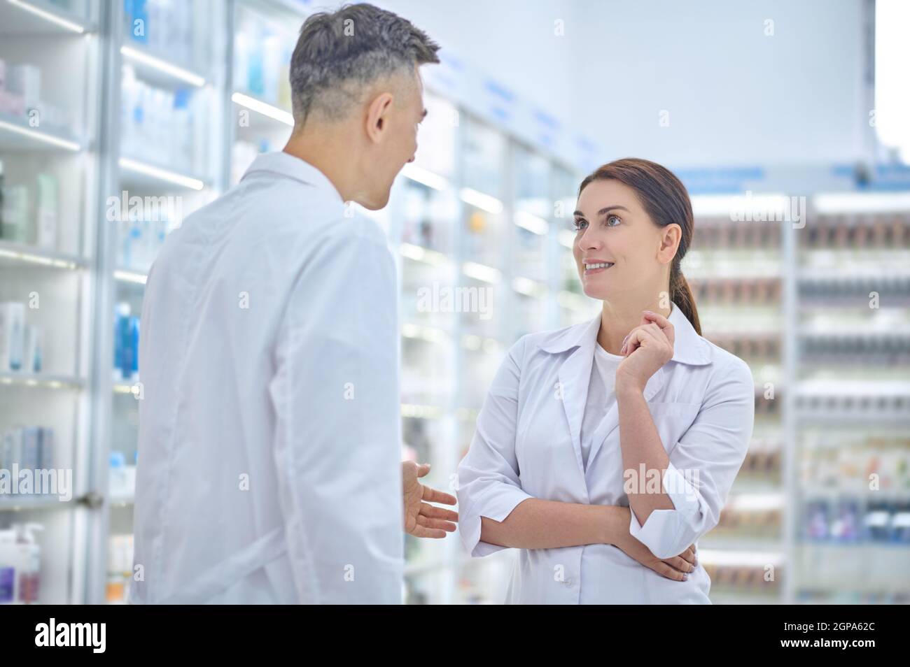 Woman chemist talking pharmacist hi-res stock photography and images ...