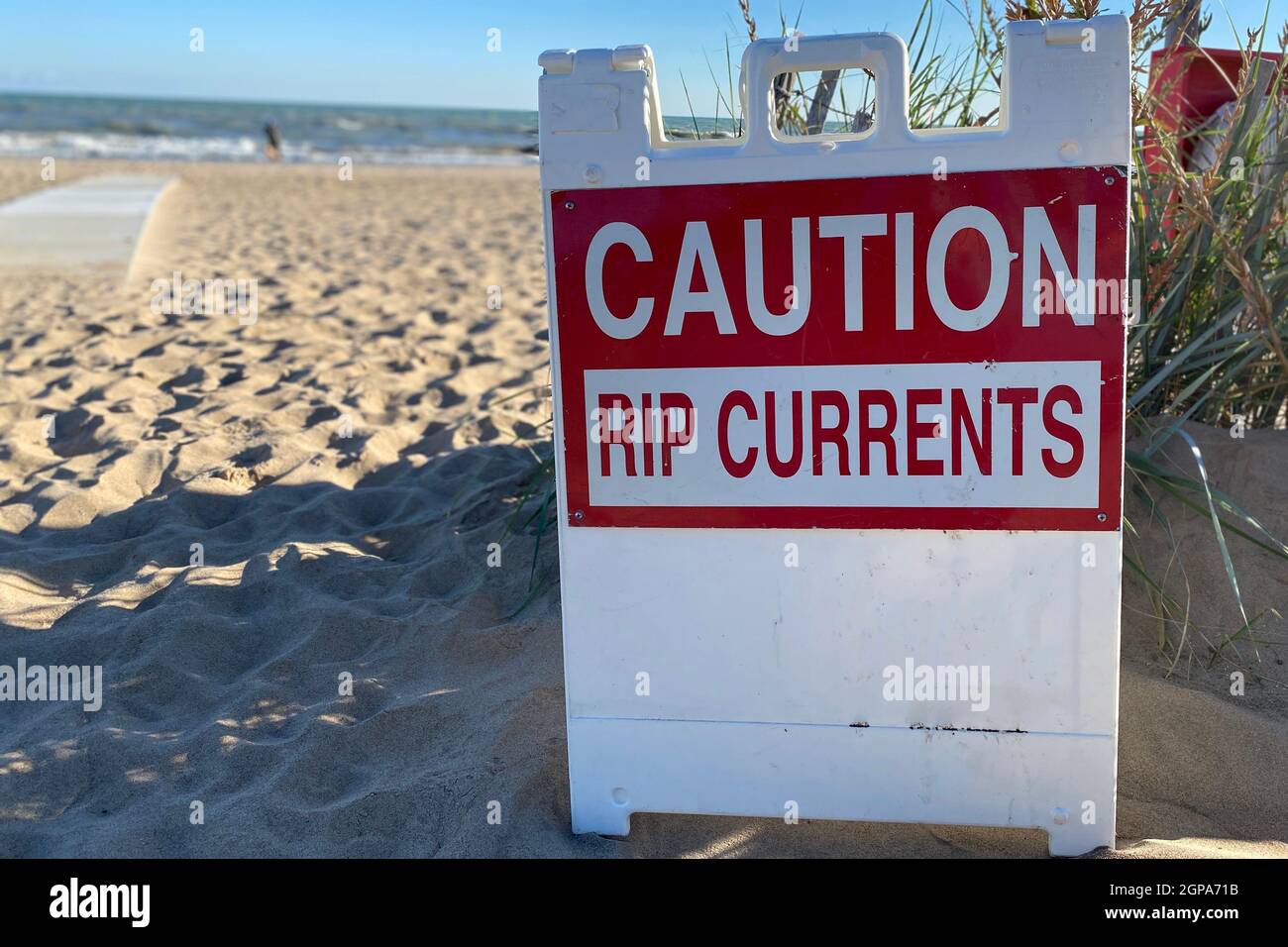 Strong currents warning sign beach hi-res stock photography and images ...