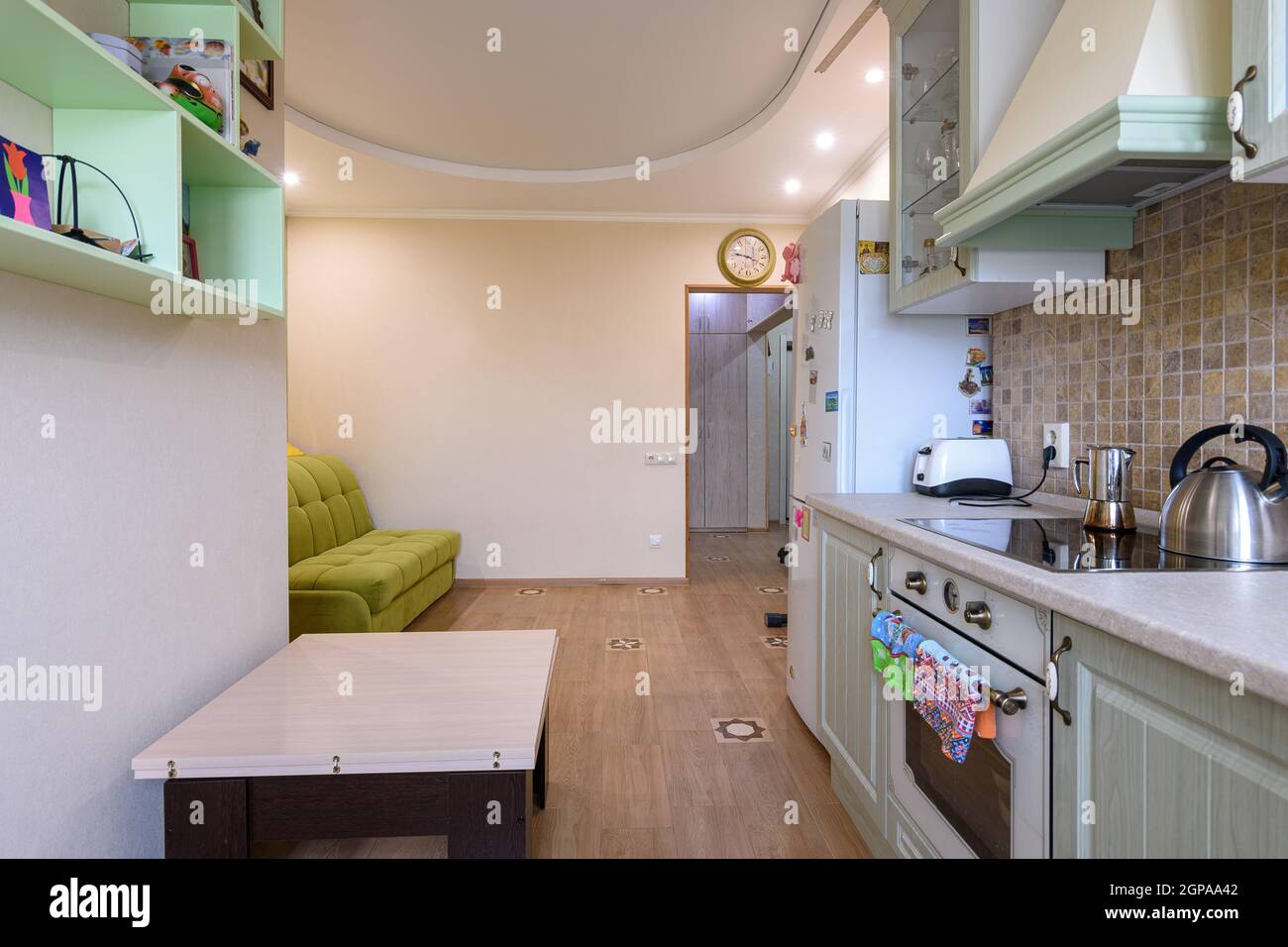 Entrance hall combined with the kitchen, view from the kitchen side ...