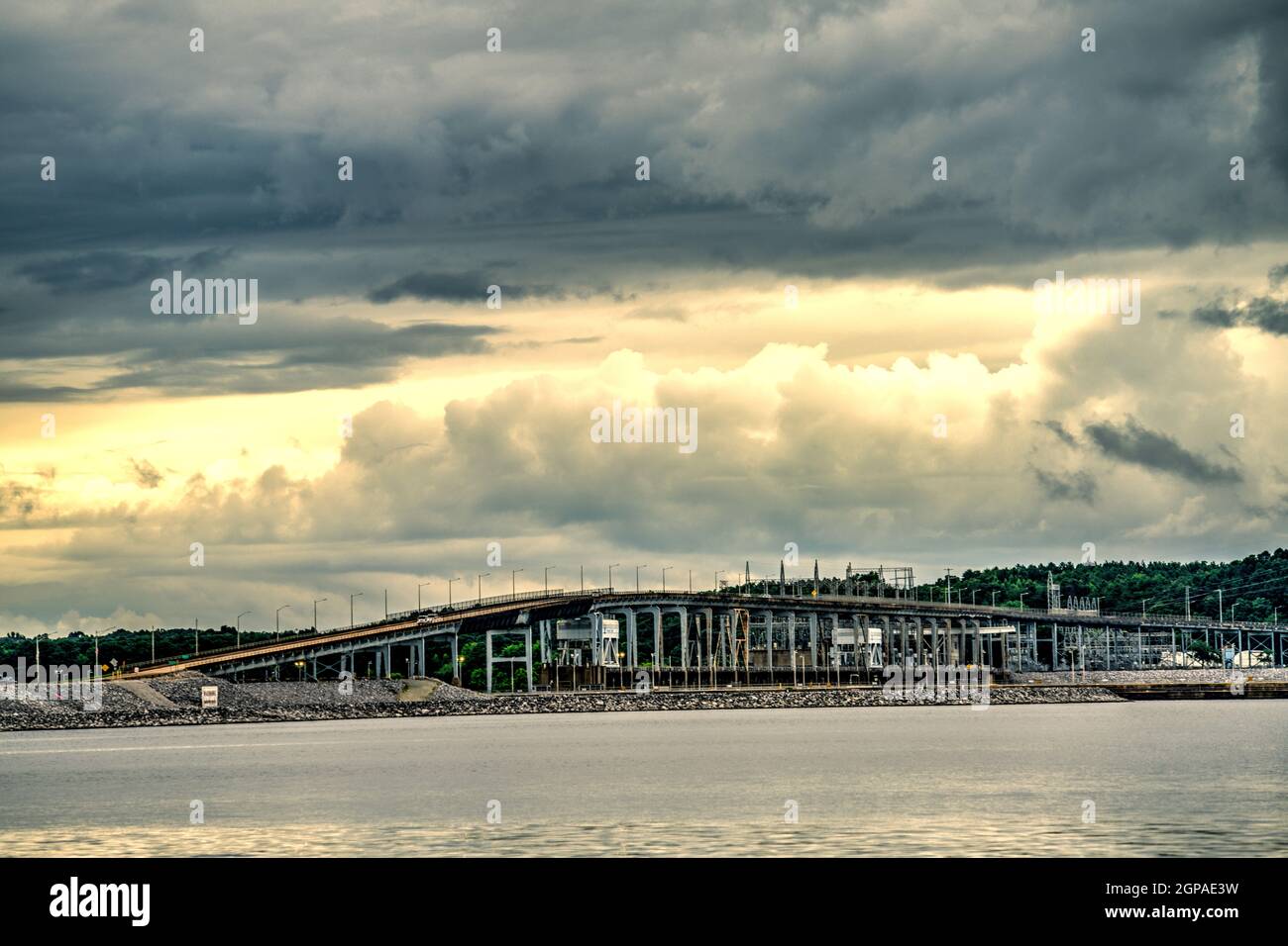 Late afternoon at the TVA Pickwick Dam and Bridge from The Lodge at ...