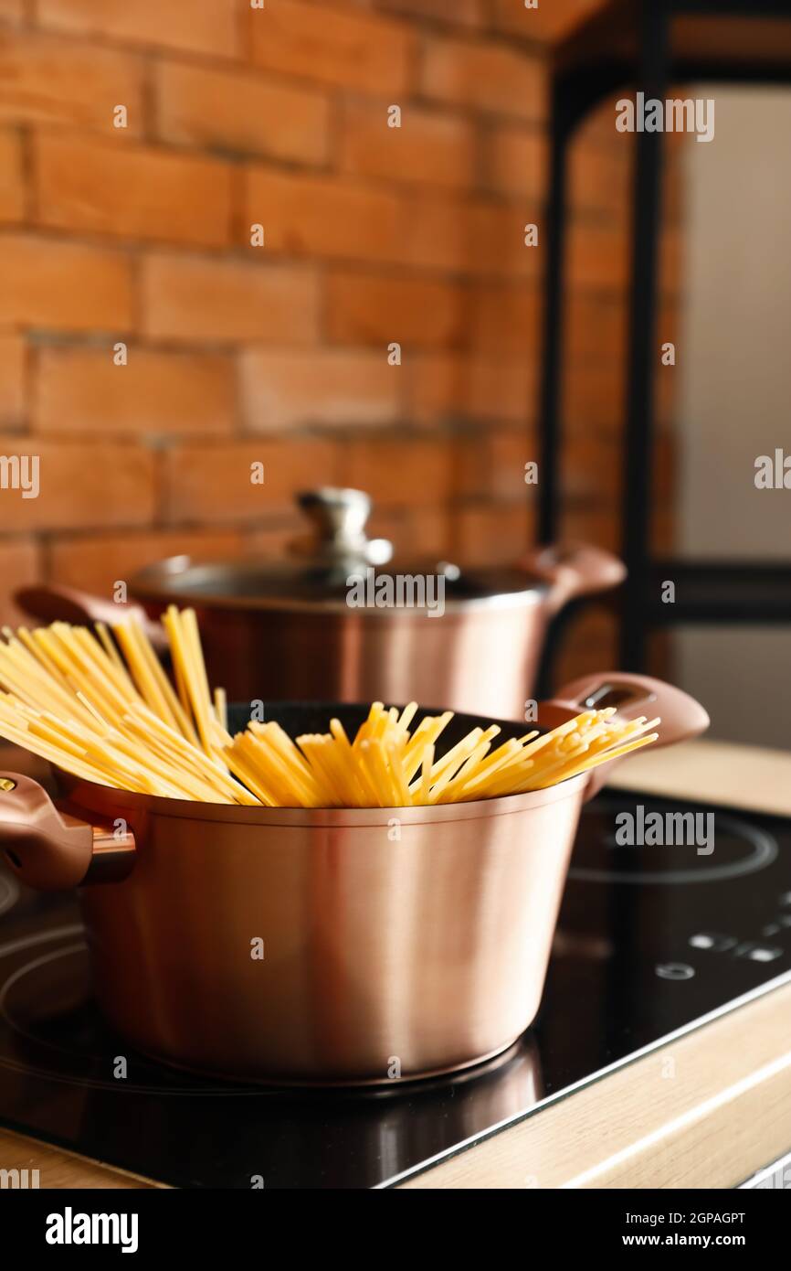 Copper pan on stove hi-res stock photography and images - Alamy
