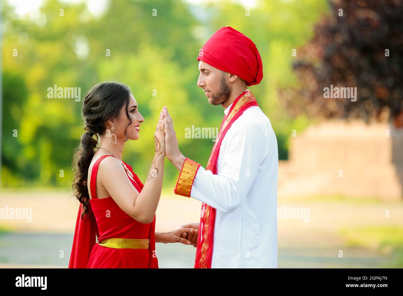 Beautiful Indian wedding couple on summer day Stock Photo - Alamy