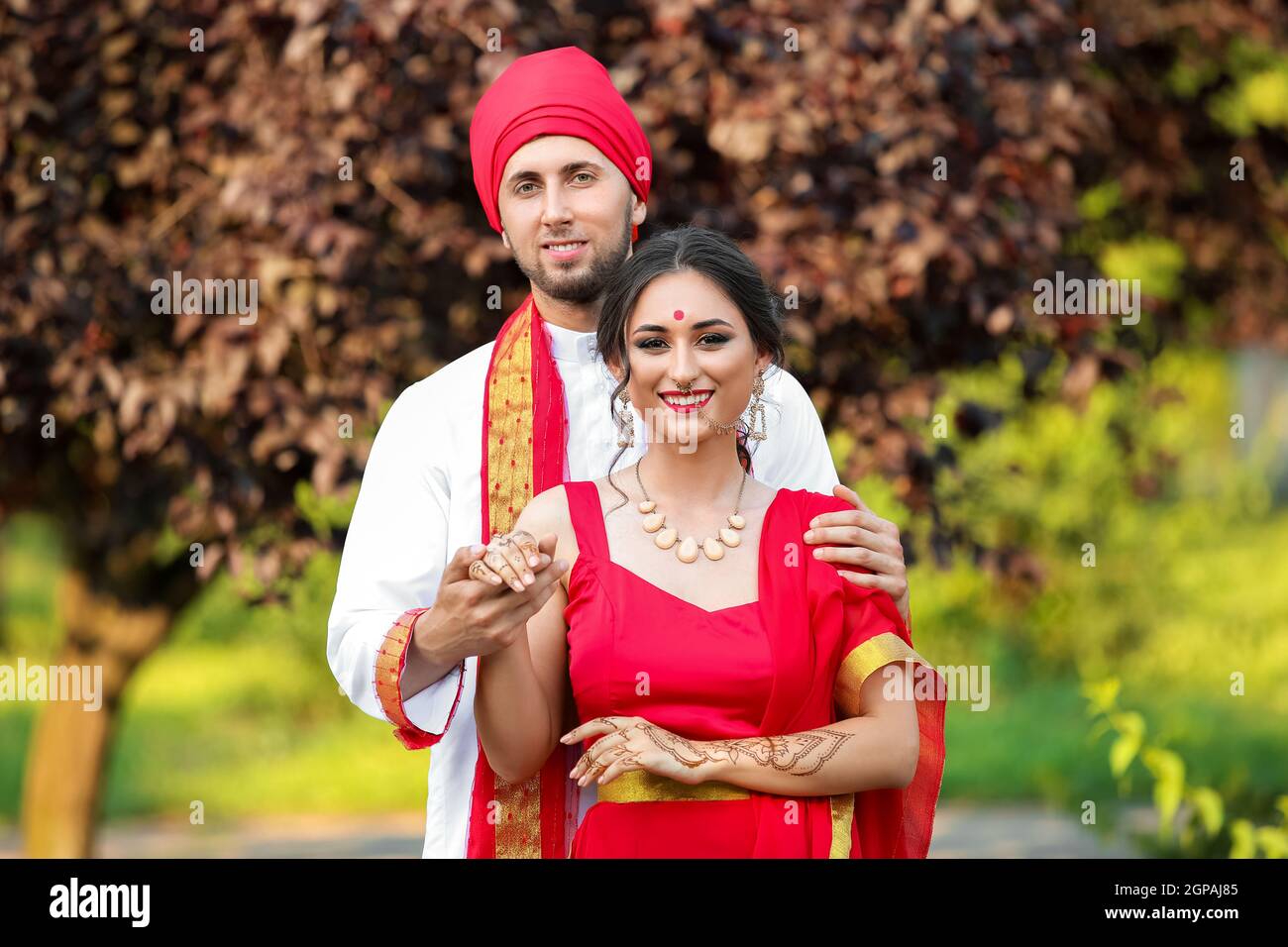 Beautiful Indian wedding couple on summer day Stock Photo - Alamy