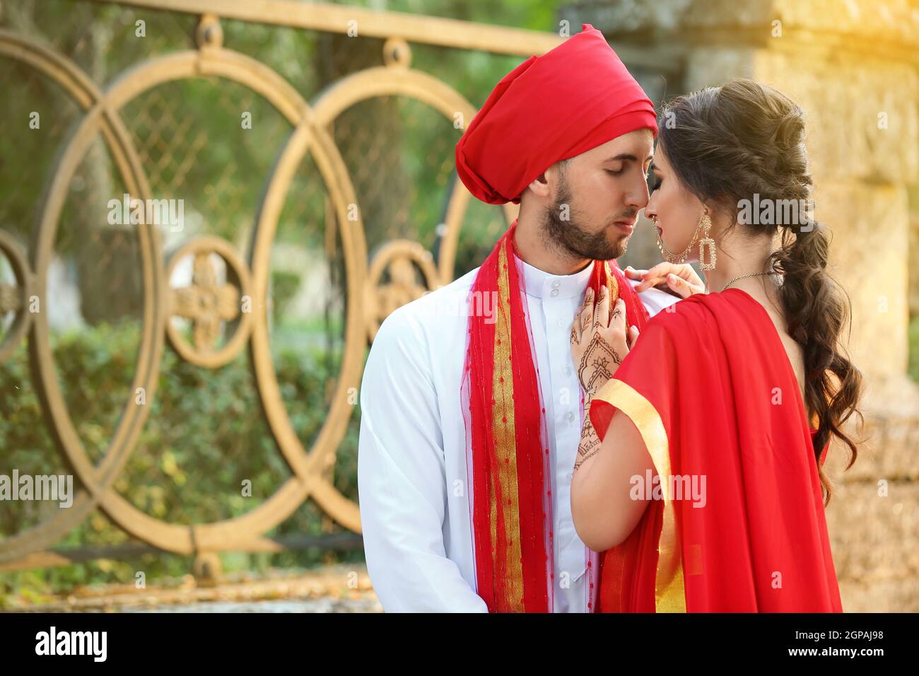 Beautiful Indian wedding couple on summer day Stock Photo - Alamy