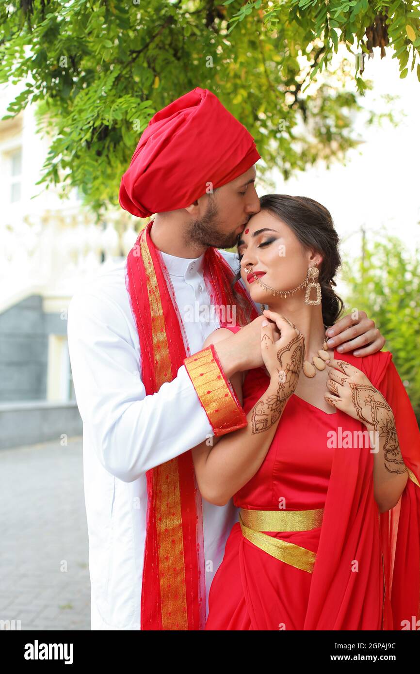 Beautiful Indian wedding couple on summer day Stock Photo - Alamy