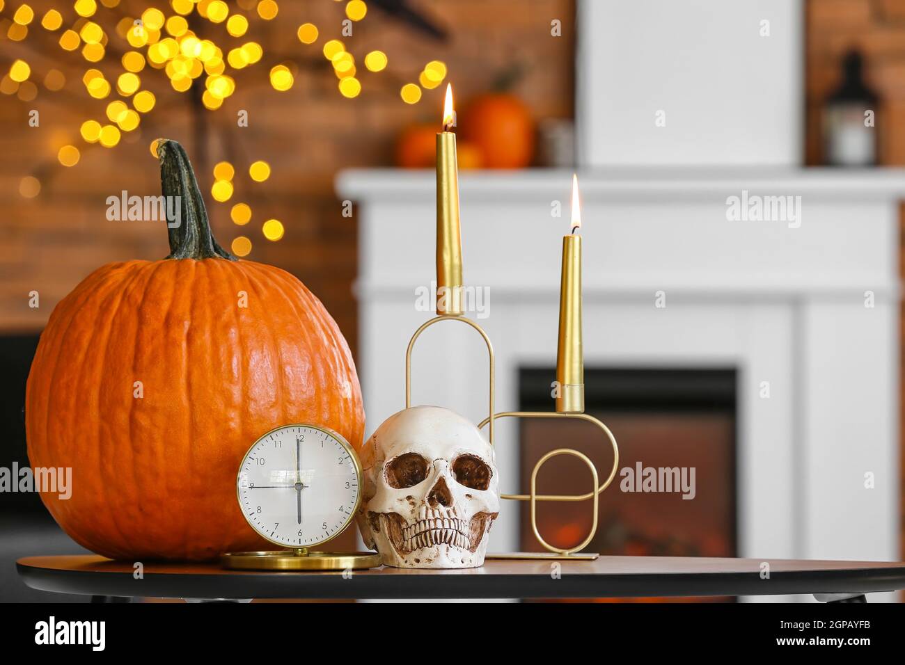 Human skull and clock hi-res stock photography and images - Alamy