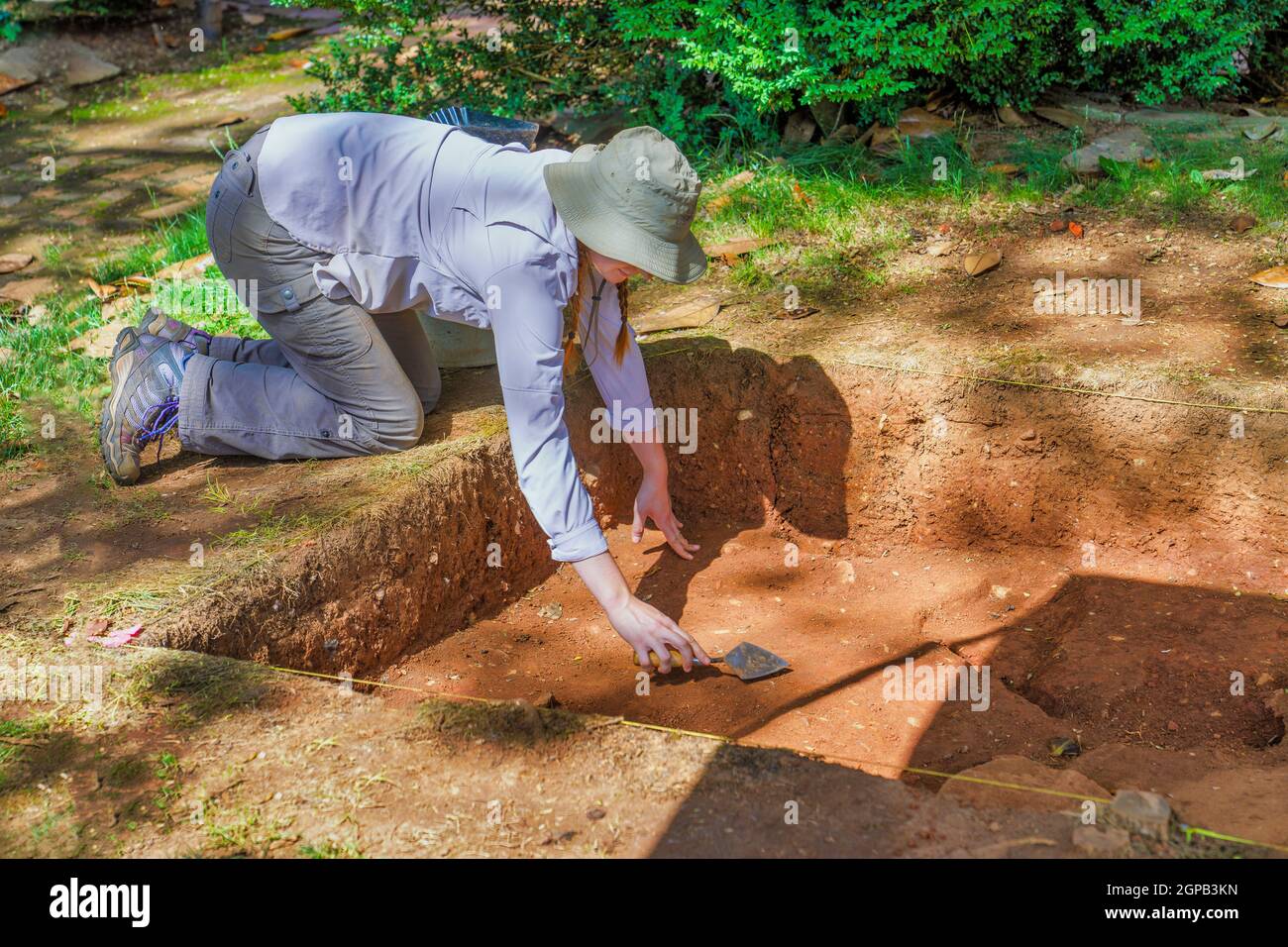 Archaeologist digging woman hi-res stock photography and images - Alamy