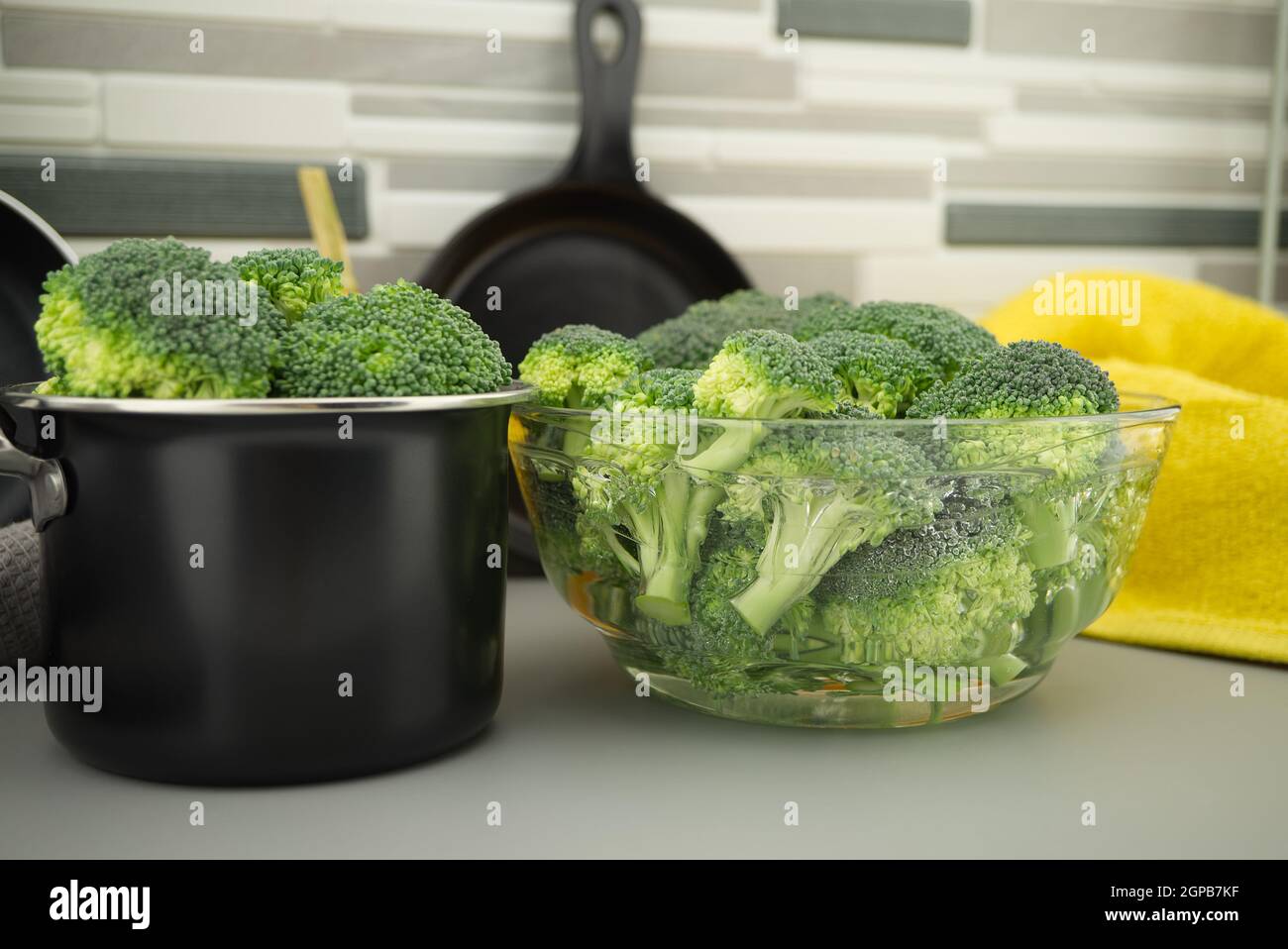 Prepare broccoli for eating on the kitchen table, broccoli florets ...