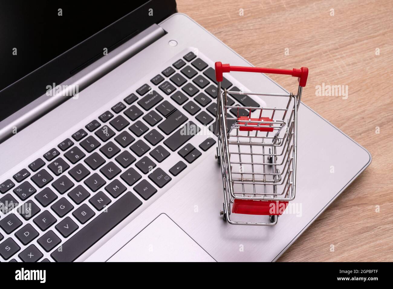 E-commerce. Shopping cart on laptop. Conceptual image Stock Photo - Alamy
