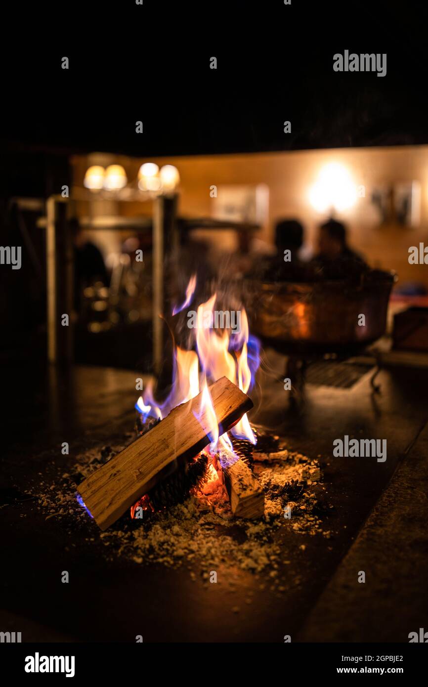 Interior log fire food hi-res stock photography and images - Alamy