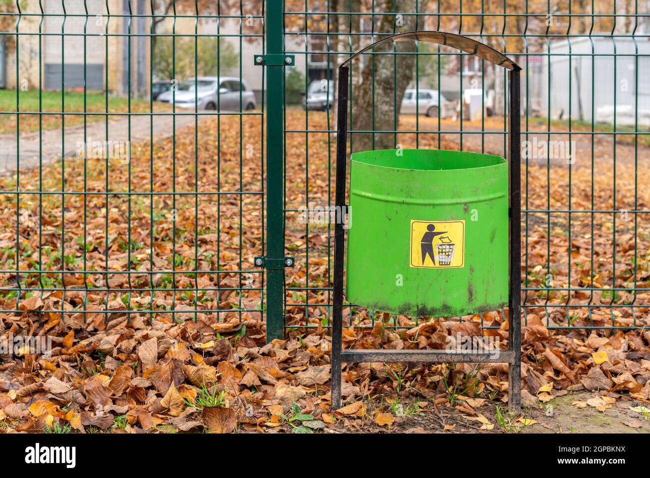 Trash can with the "keep clean" symbol on it. Healthy and clean ...