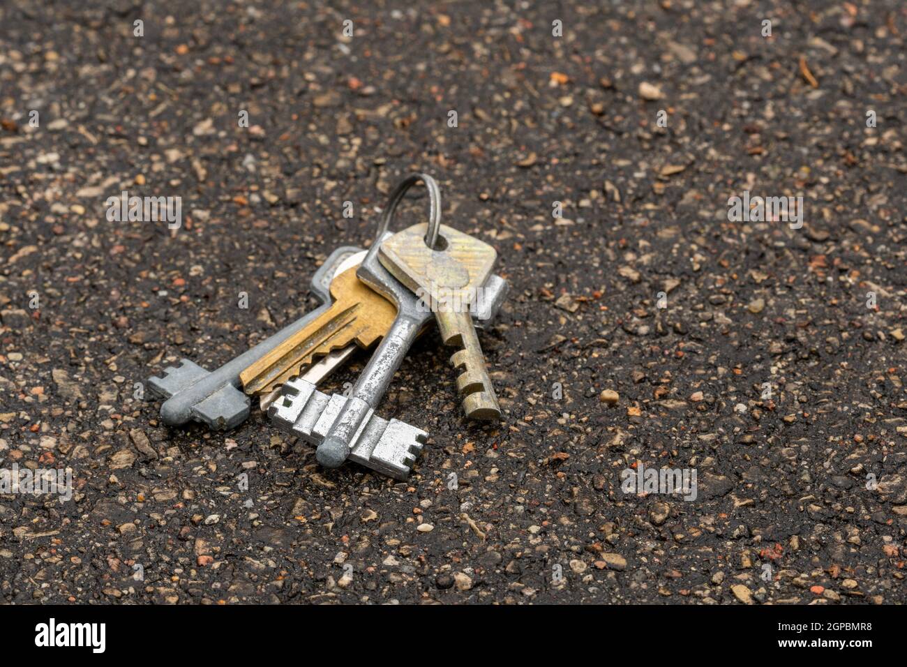 Lost bunch of keys hi-res stock photography and images - Alamy