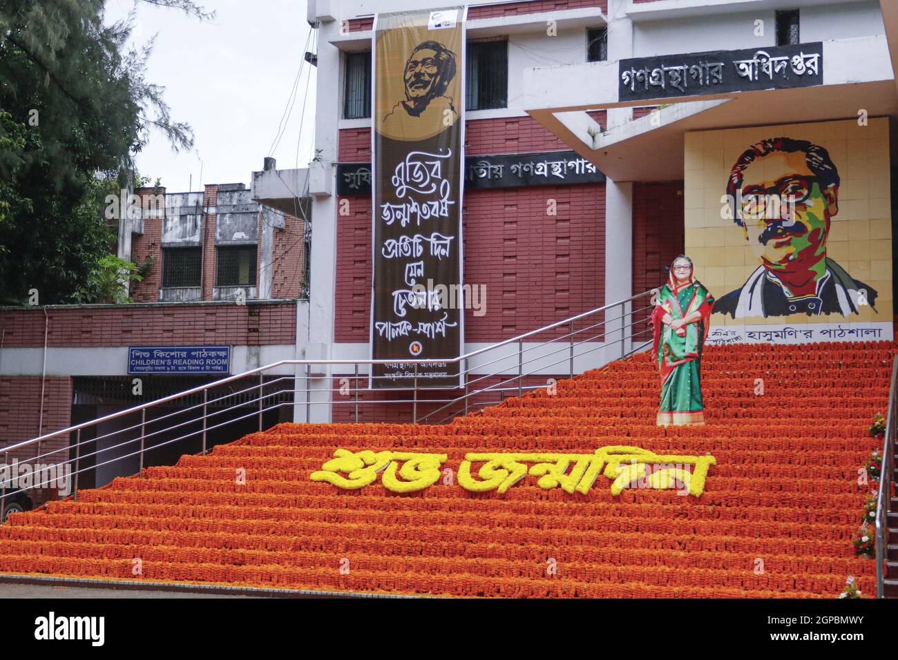 Non Exclusive: DHAKA, BANGLADESH –SEPTEMBER 28, 2021: Local Authorities ...