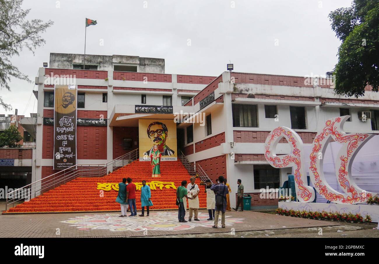 Non Exclusive: DHAKA, BANGLADESH –SEPTEMBER 28, 2021: Local Authorities ...