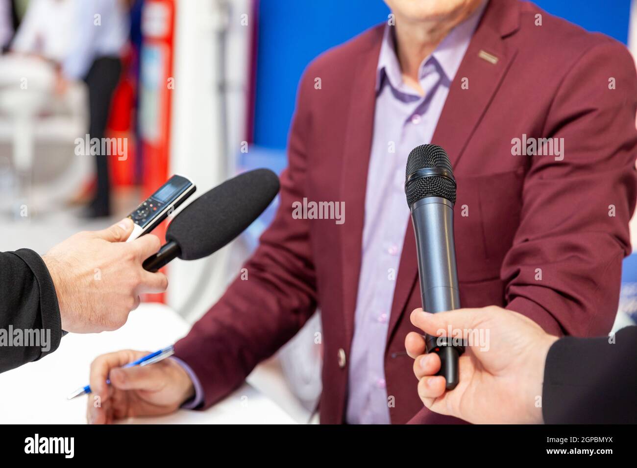 Journalist interviewing politician hi-res stock photography and images ...