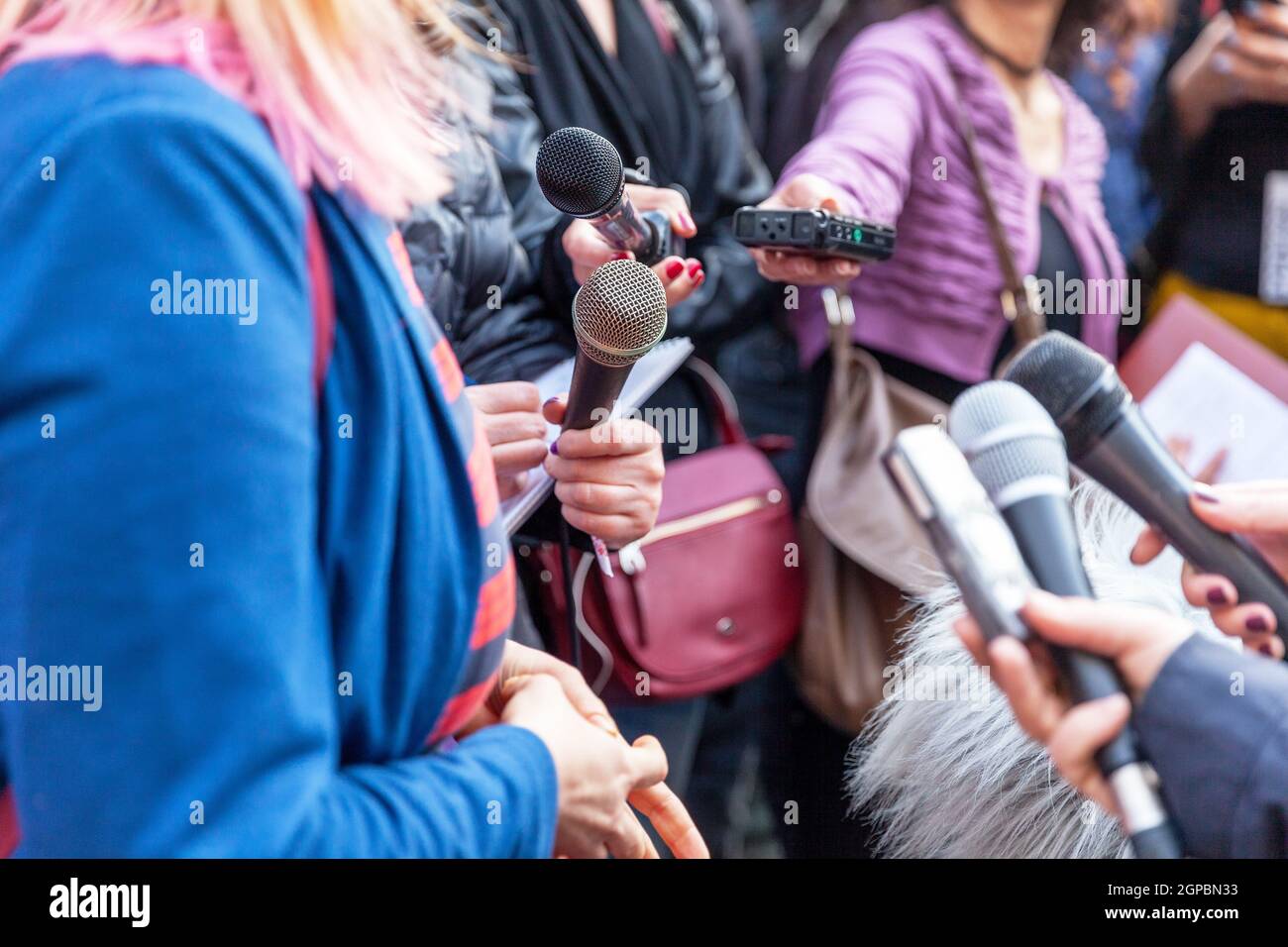 Holding microphones hi-res stock photography and images - Alamy