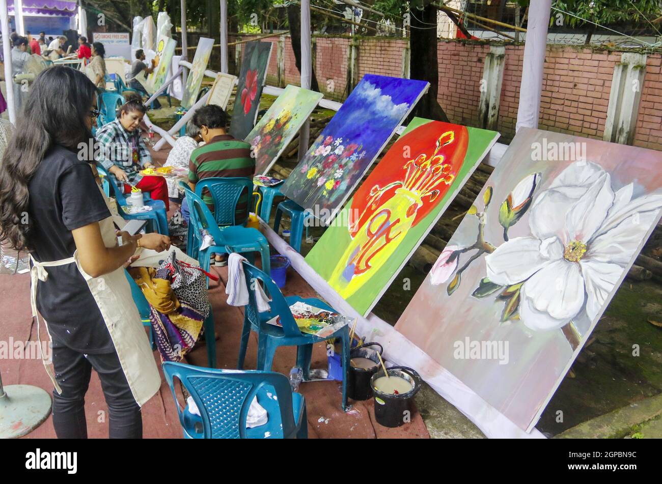 Non Exclusive: DHAKA, BANGLADESH –SEPTEMBER 28, 2021: Artists paint a ...
