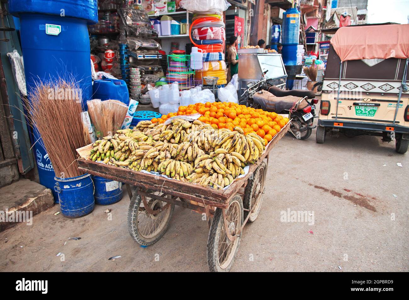 The local market in Karachi city, Pakistan Stock Photo - Alamy