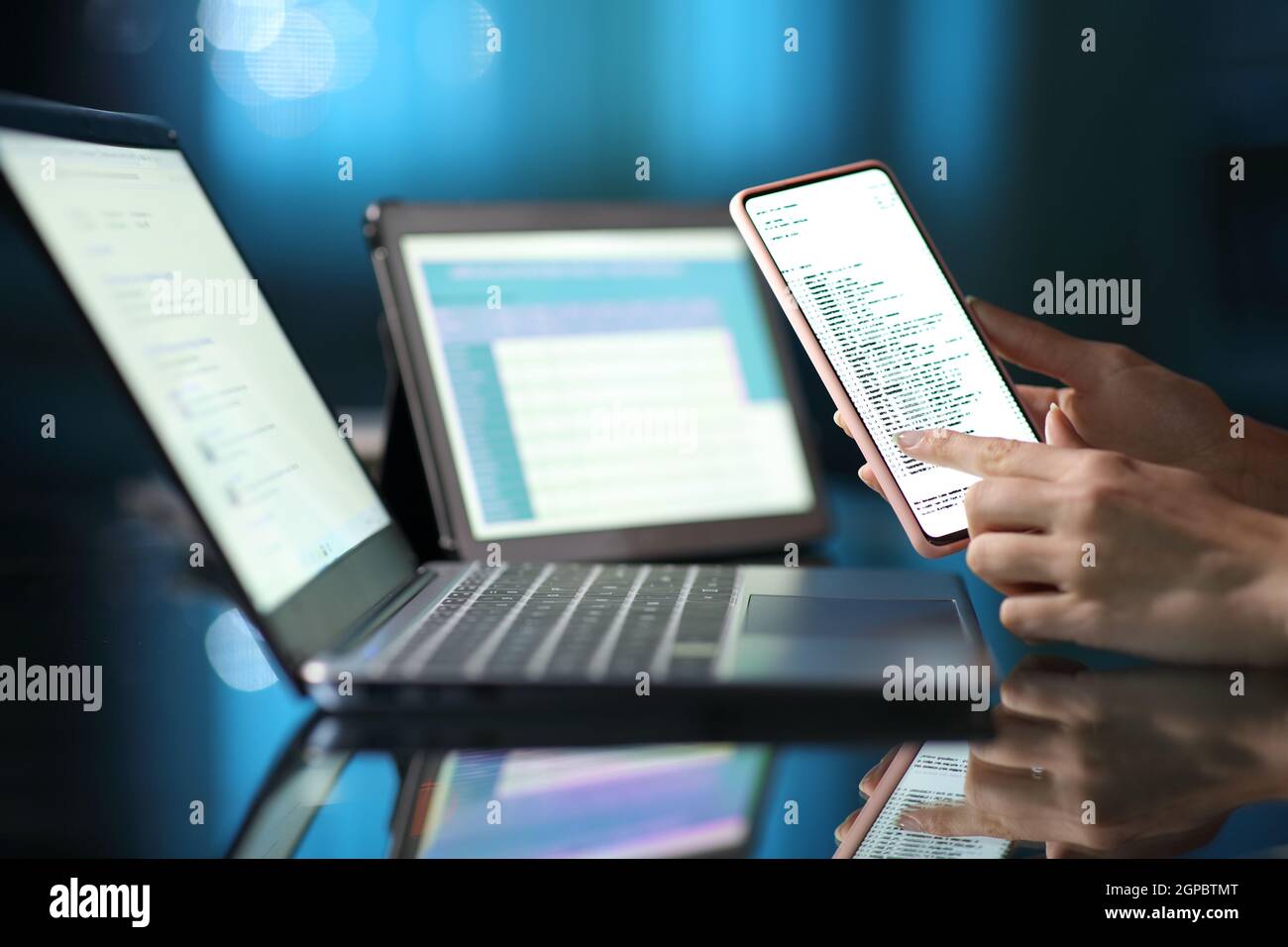 Using multiple devices hi-res stock photography and images - Alamy