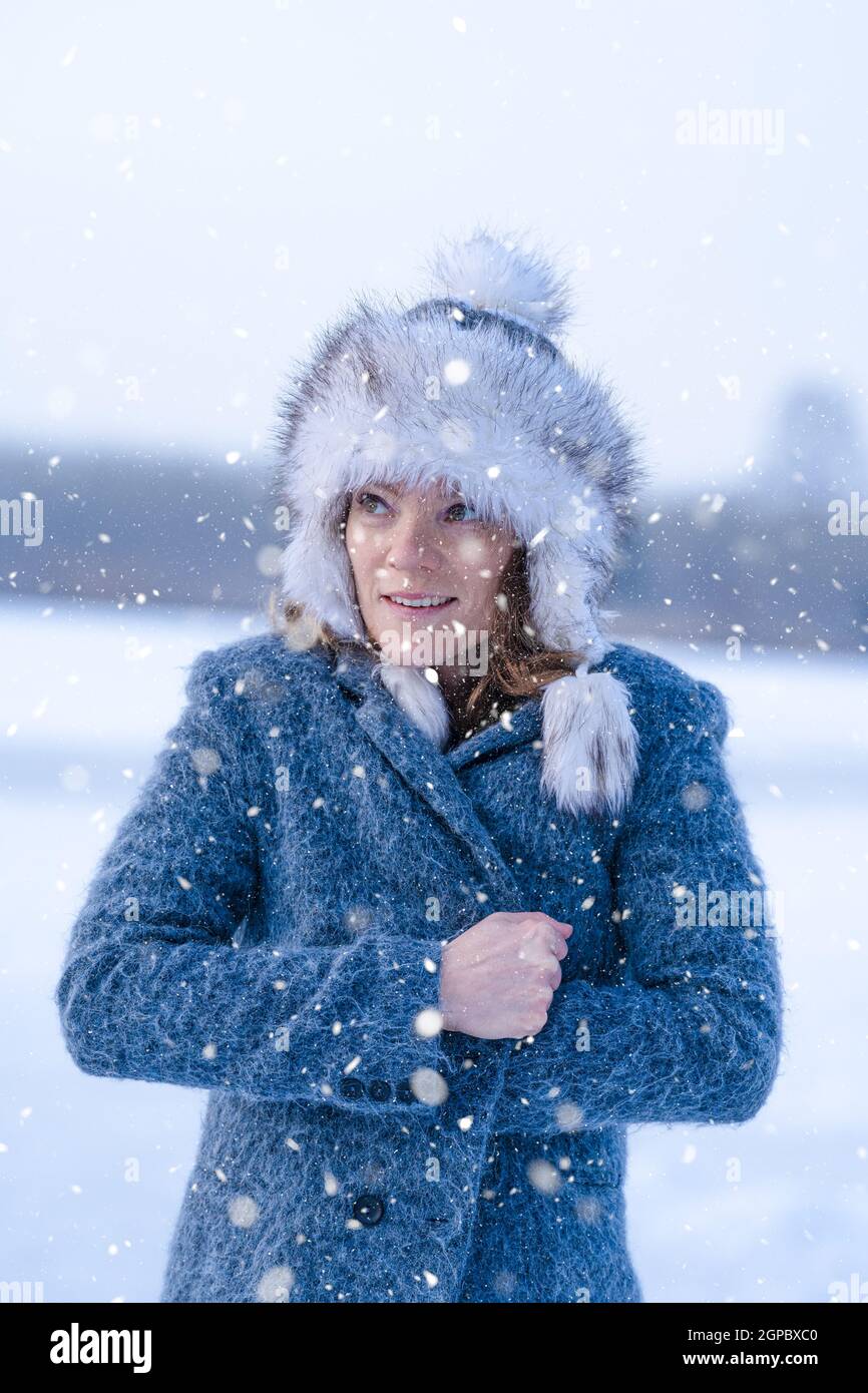 Freezing woman hi-res stock photography and images - Alamy