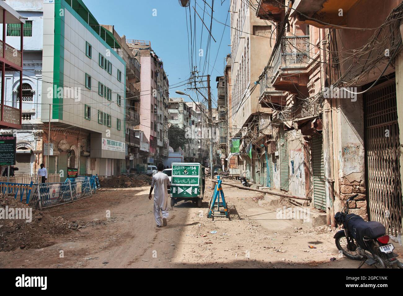 Karachi street street hi-res stock photography and images - Alamy