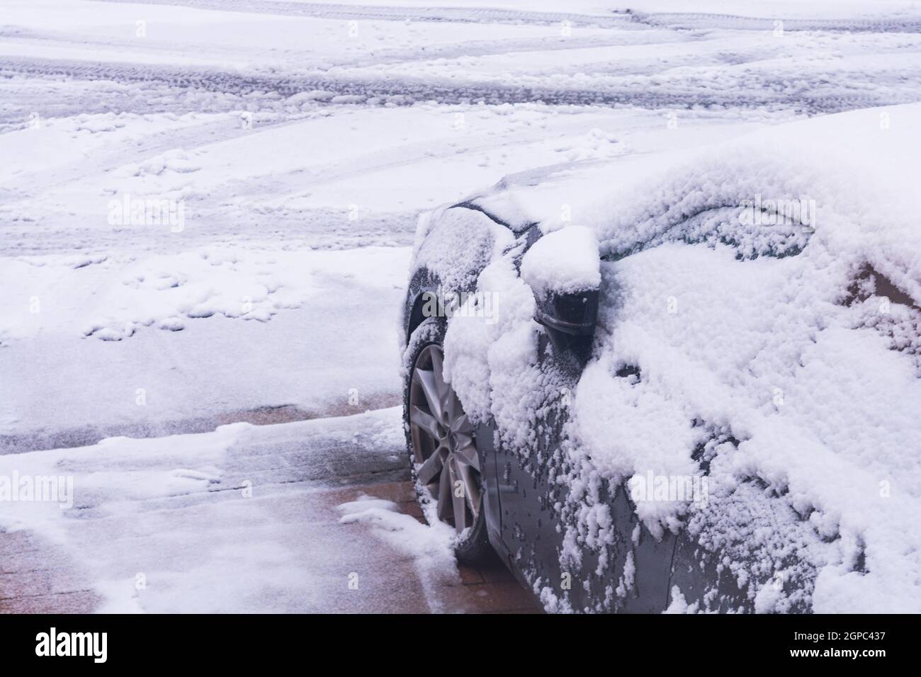 Car covered in rust hi-res stock photography and images - Alamy