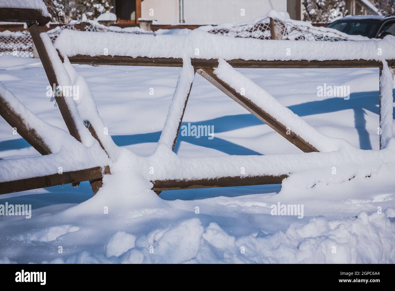 Wood fence covered in snow during winter Stock Photo - Alamy
