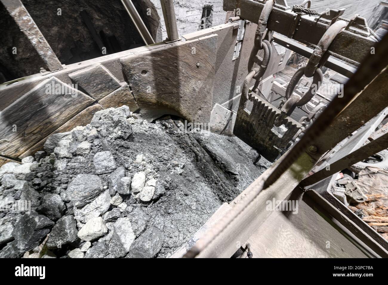 Metal ore conveyor, heavy duty steel plates and large chains Stock ...