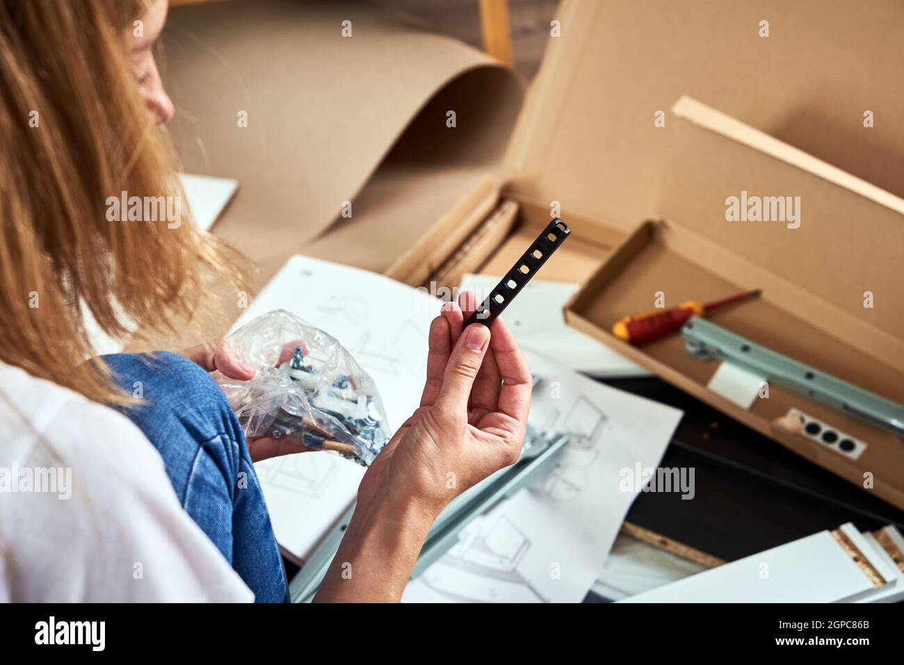 Woman reading instruction assembling diy hi-res stock photography and ...