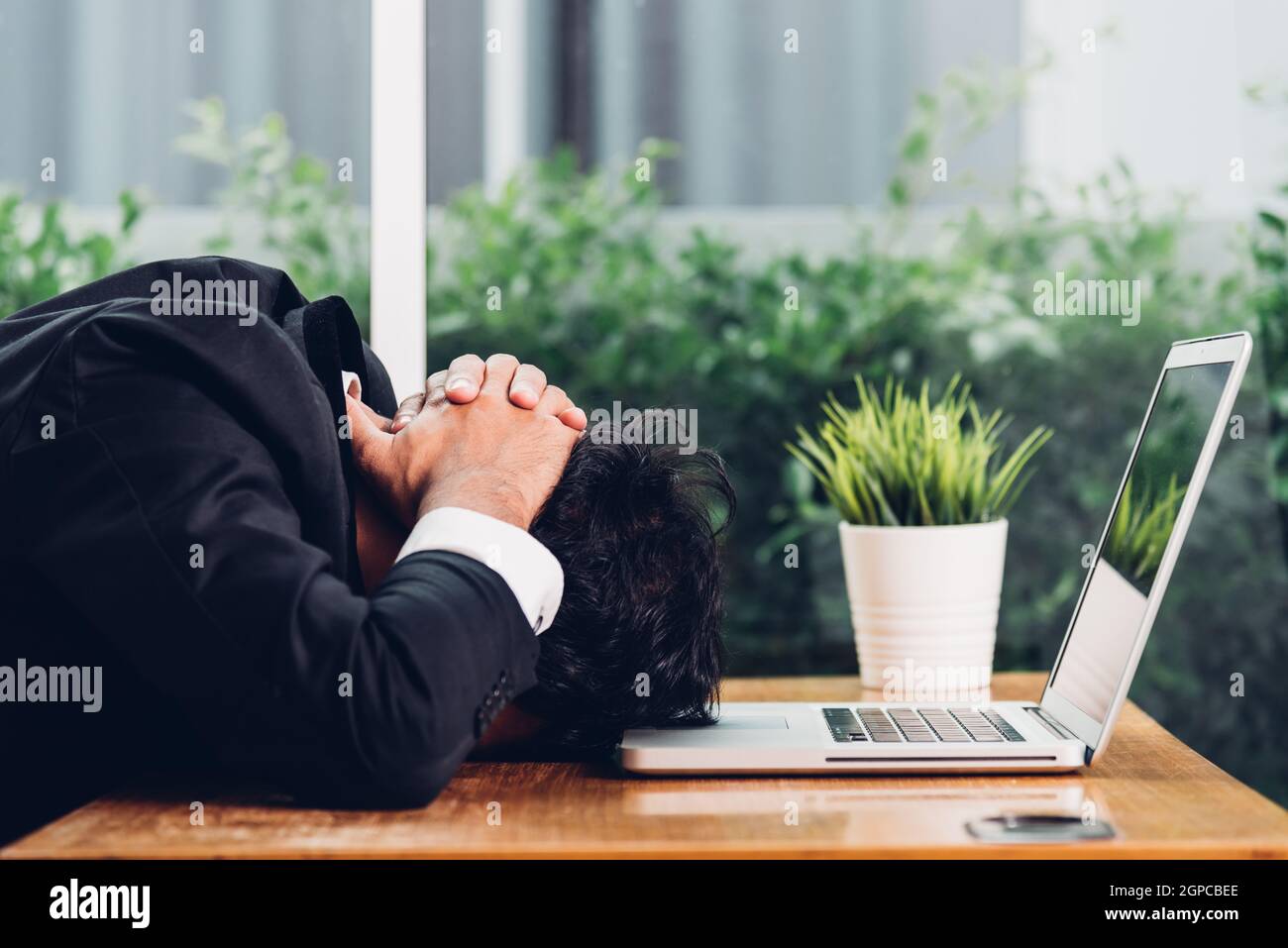 Man desk office unwell hi-res stock photography and images - Alamy