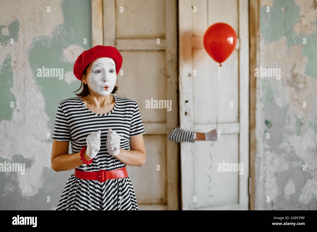 Male and female mime artists, scene with air balloon, parody comedy ...