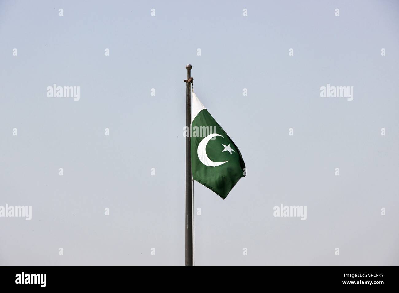 The flag of Pakistan in the center of Karachi Stock Photo - Alamy