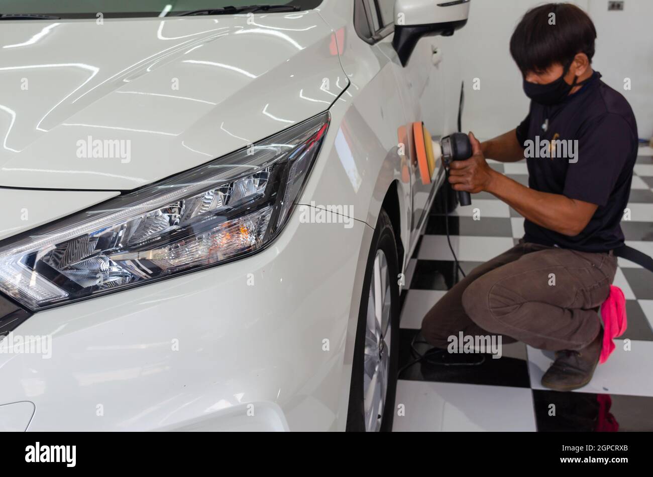 Man hand holding a car polish machine. Car detailing Buffing and wax ...