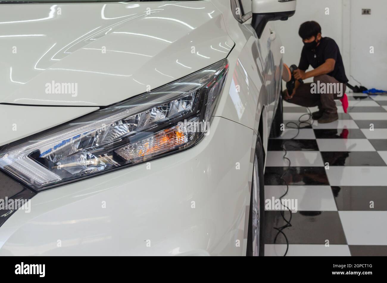 Man hand holding a car polish machine. Car detailing Buffing and wax ...