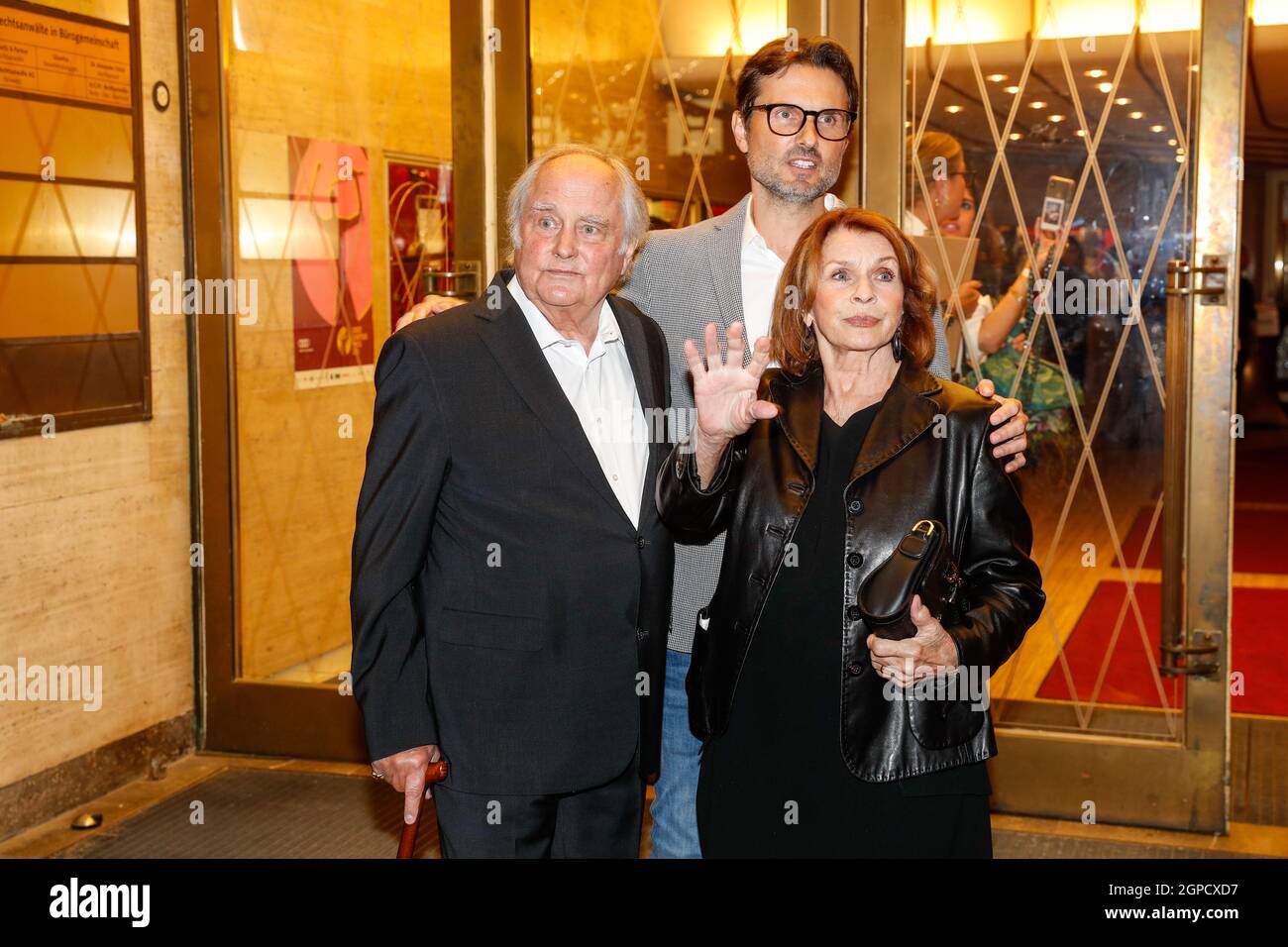 Berlin, Germany. 28th Sep, 2021. Simon Verhoeven (M) and his parents ...